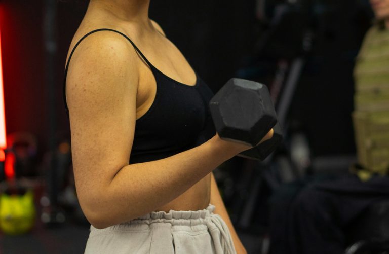 Cara Membentuk Otot Lengan Wanita dengan Dumbbell | Magnus Fitness
