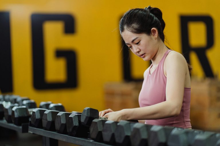 5 Latihan Otot Bahu di Rumah dengan Dumbbell | Magnus Fitness