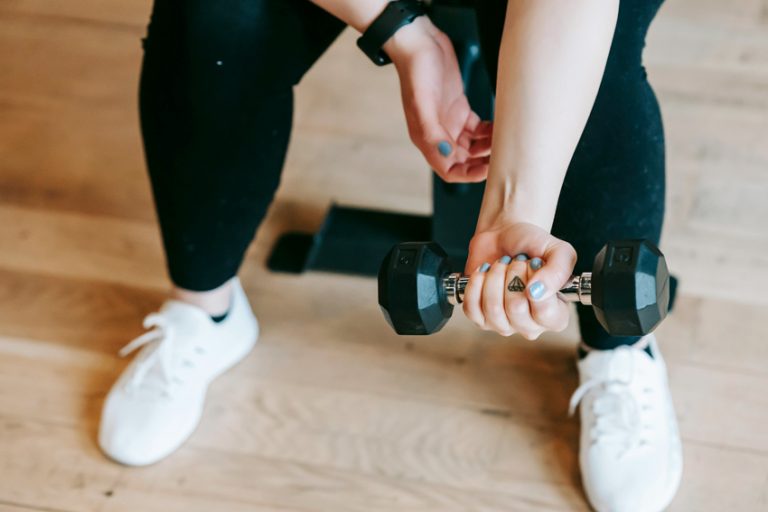 Cara Membentuk Otot Lengan Wanita dengan Dumbbell | Magnus Fitness